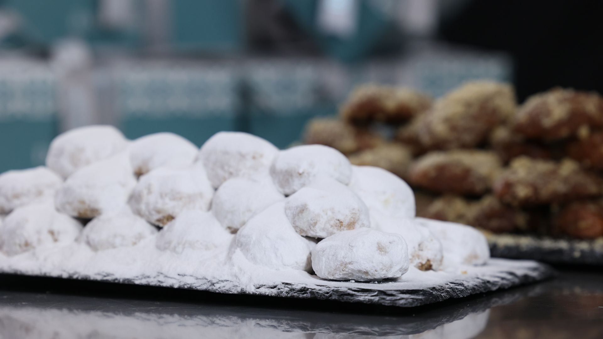 Κουραμπιέδες ή μελομακάρονα; Το αιώνιο δίλημμα των Χριστουγέννων - D.STERGIOU